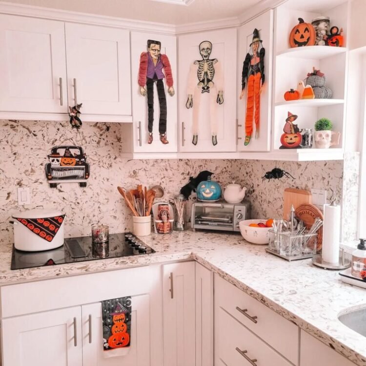 10+ Spooky Halloween Kitchen Decor Ideas to Try This Year