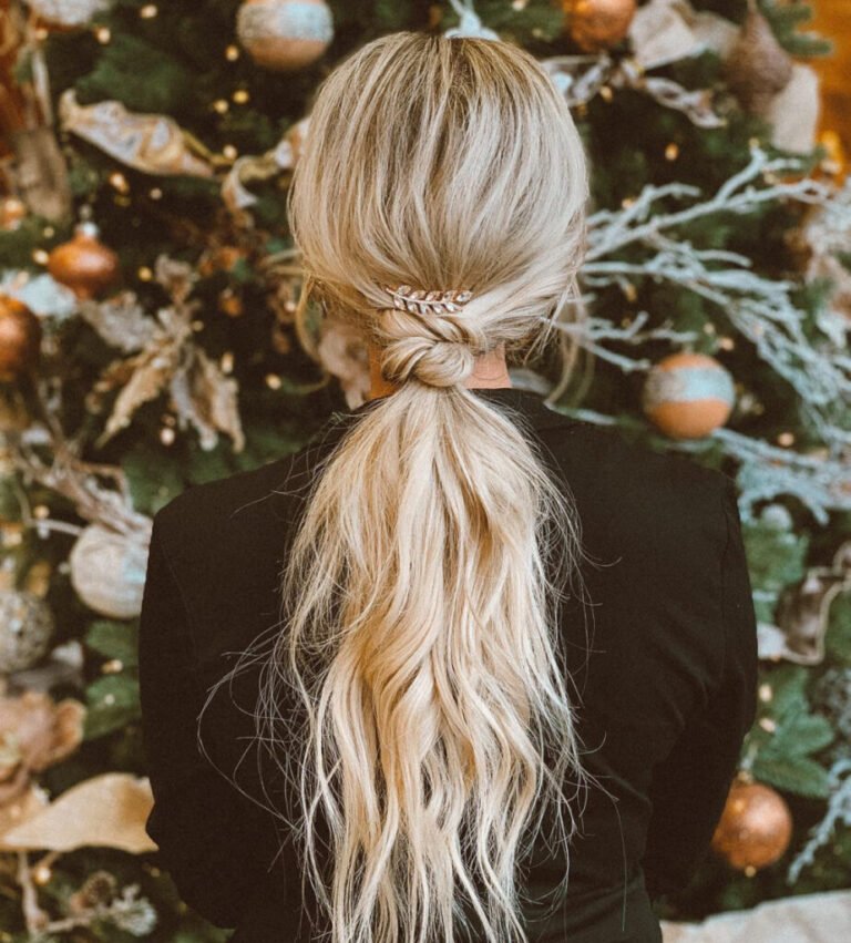 25 Christmas Hairstyles to Shine This Holiday Season